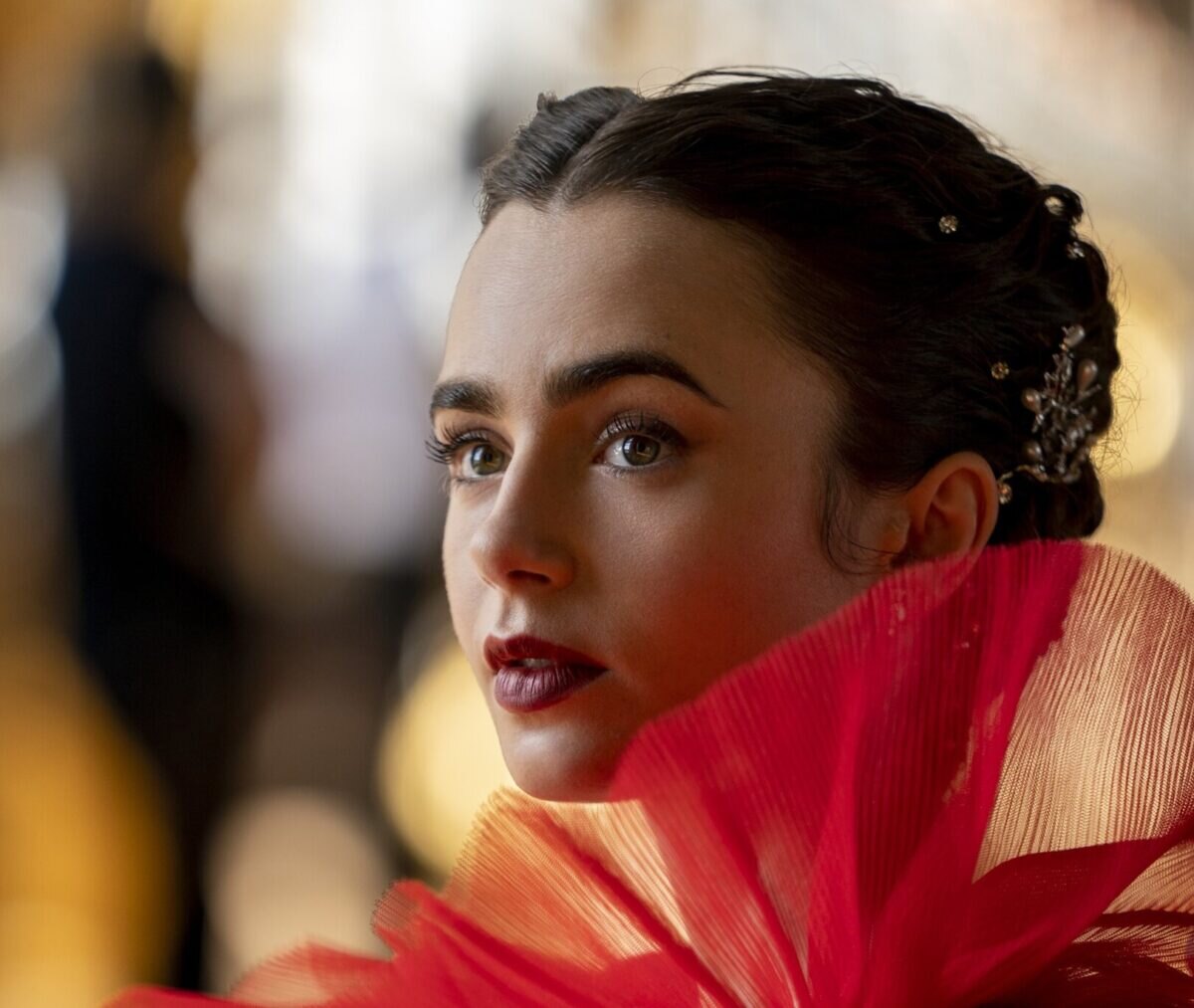 Lily Collins alias Emily v Paříži zazářila na velkolepé akci Cartier. V ...