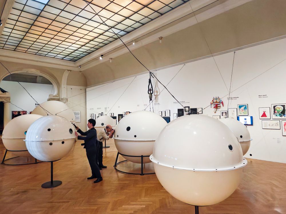 Tim Burton dorazil do Prahy. Unikátní výstava v Obecním domě představí ...