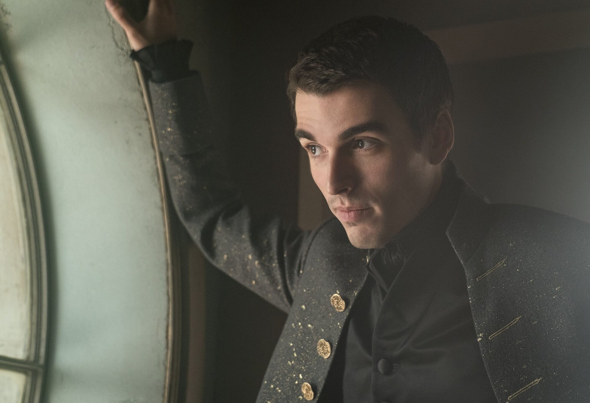 Corey Mylchreest z Královny Šarloty a Sofia Carson ze Zranitelných ...