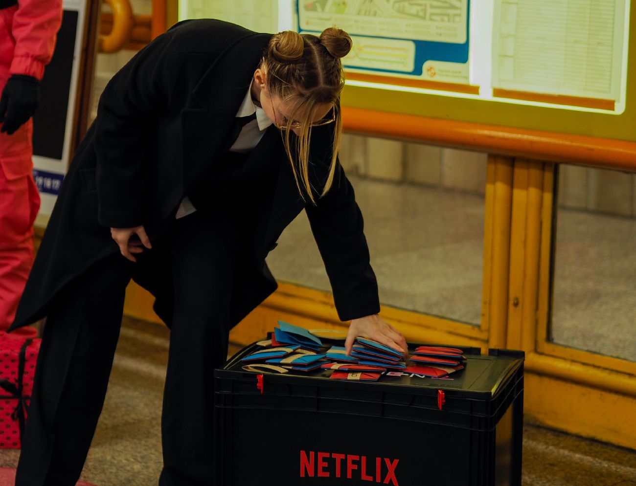 Squid Game v Praze: Celebrity si zahrály hru ddakji, která je vstupenkou do smrtící arény. U ...