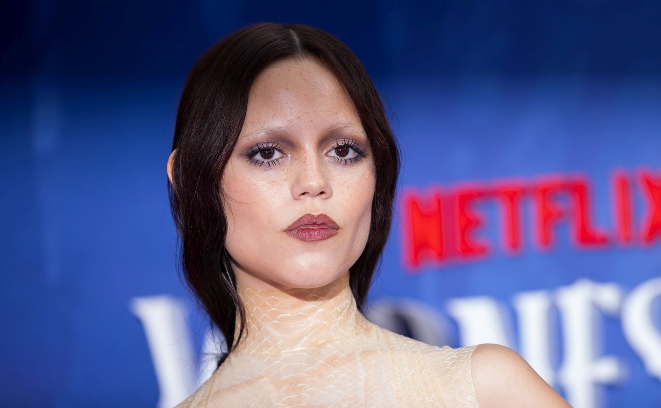Jenna Ortega na premiéře Wednesday děsila svým vzhledem. Oblékla průsvitné šaty jako had ...